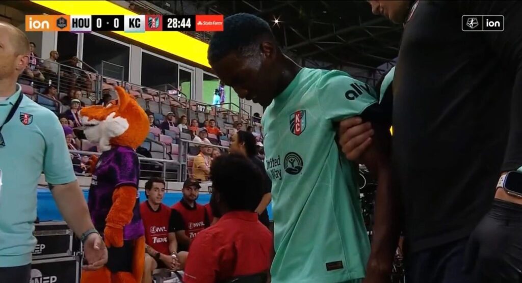 Temwa Chawinga injured during Kansas City Current’s match against ...